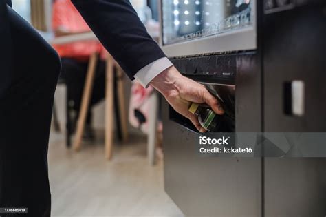 자판기 조작판의 버튼을 손으로 누릅니다 청량 음료 자동 판매기 시스템의 손 남자 사용 기술 및 소비 개념 자판기에서 스낵이나 음료를 고르는 사람들 30 34세에 대한 스톡