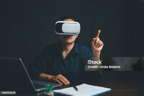 가상 현실의 안경을 쓴 여자 미래 기술 개념입니다 메타버스 기술 개념입니다 Vr 가상 현실 고글 미래 지향적 인 라이프 스타일 홈 오피스에서 가상 현실 헤드셋을 사용하는