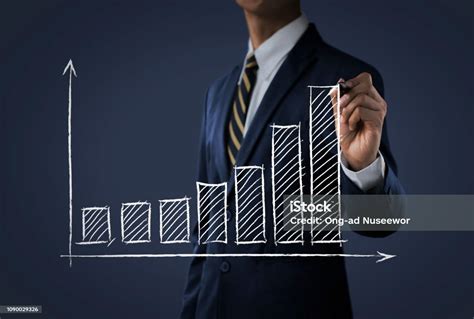 비즈니스 성장 진행 또는 성공 개념 사업가 어두운 톤 배경에 성장 막대 그래프를 그림입니다 비즈니스에 대한 스톡 사진 및 기타 이미지 Istock