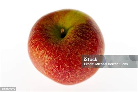 흰색 배경에 누워있는 육즙이 많은 빨간 사과의 높은 각도 보기입니다 0명에 대한 스톡 사진 및 기타 이미지 0명 가을 건강한 식생활 Istock