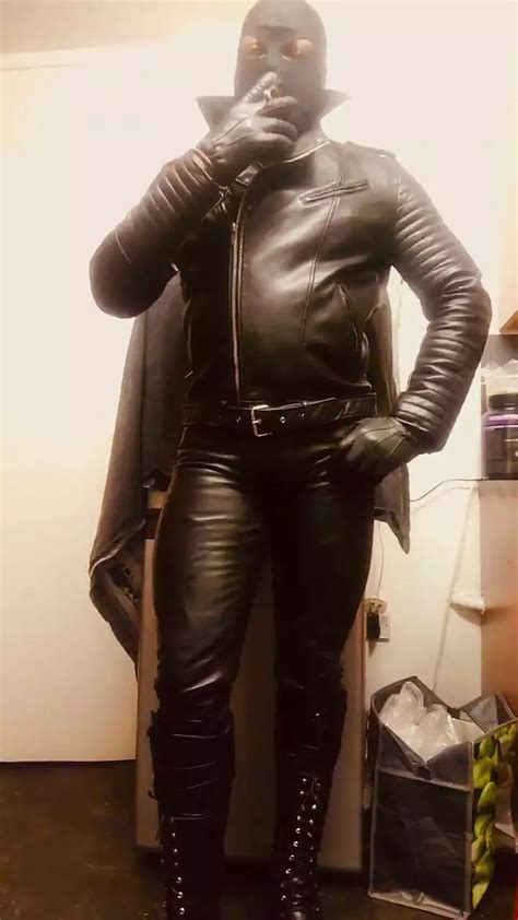 Black Leather 成熟的肌肉弯曲和乳头玩 xHamster