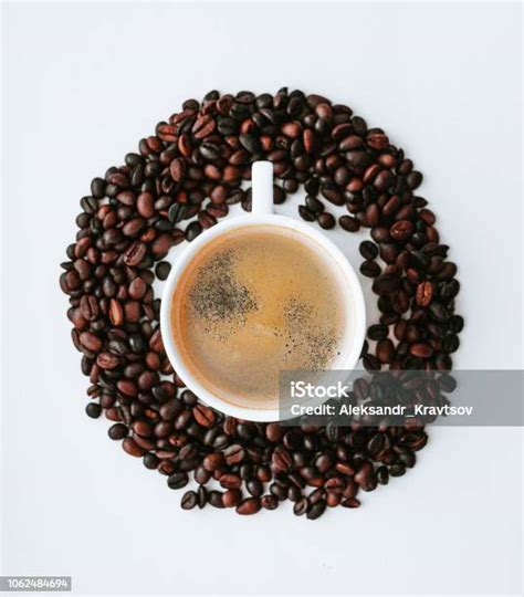 접시에 신선한 커피와 함께 흰색 컵 흰색 절연 배경 커피의 알갱이와 가까이 0명에 대한 스톡 사진 및 기타 이미지 0명 검은색 경관 Istock