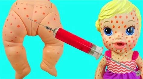 Видео Уколы в попу Лечим Ветрянку Играем в Доктора Дочки матери с Кукла Пупсик Открываем Киндер