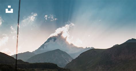 푸른 하늘 아래 산 사진 Unsplash의 무료 주사 이미지