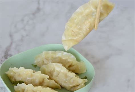 부엌 조리대의 접시에서 갓 찐 한국 만두 한 조각을 고르고 있습니다 0명에 대한 스톡 사진 및 기타 이미지 0명 가득 찬 건강한 생활방식 Istock