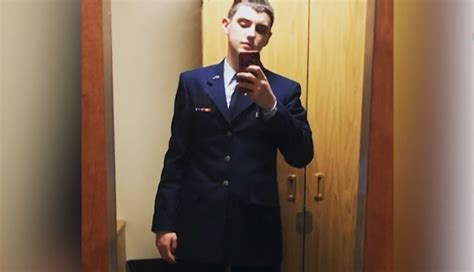 ЗАРАДИ ТЕЧ НА СЕКРЕТНИ ДОКУМЕНТИ Изправят пред федерален съд 21 годишния задържан