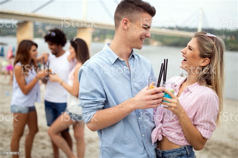 여름 파티에서 해변에서 즐거운 시간을 보내는 사람들의 그룹 관광에 대한 스톡 사진 및 기타 이미지 관광 남성 남자 Istock