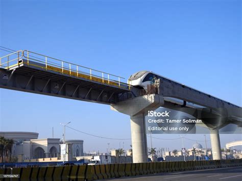카이로 모노레일 건설 현장의 선택적 초점 콘크리트 및 강철 기둥에 트랙에 오버 헤드 이집트 모노 레일 시스템 설치 0명에 대한 스톡 사진 및 기타 이미지 Istock