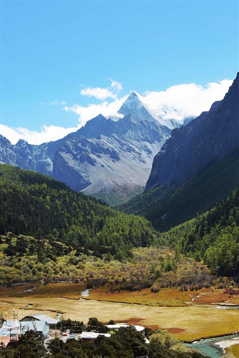 中国四川甘孜州稻城亚丁冲古寺雪山风光 旅行摄影杨小蟹 图虫