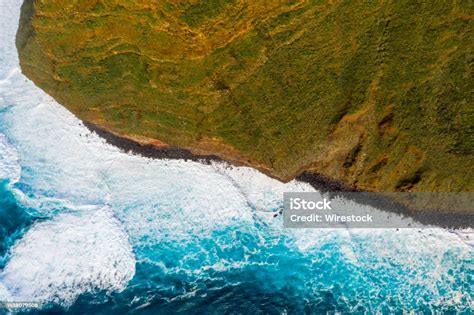 거대한 하얀 파도와 수정처럼 푸른 물이 있는 바다 섬 절벽의 공중 전망 0명에 대한 스톡 사진 및 기타 이미지 0명 결정체 경관 Istock