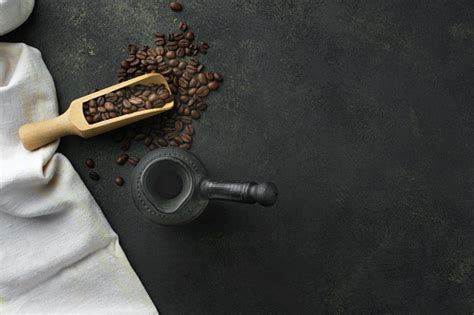 커피 알갱이와 검은 점토 세즈브나무 스쿱 위에서 볼 수 있습니다 0명에 대한 스톡 사진 및 기타 이미지 0명 갈색 구이 Istock