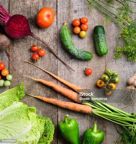 신선한 토마토 양배추 무 종이 Garlyc 및 딜 나무 테이블 상위 뷰 건강한 생활방식에 대한 스톡 사진 및 기타 이미지 건강한 생활방식 건강한 식생활 고추류