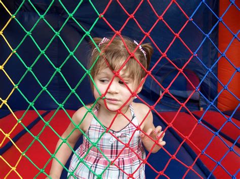 图片素材 女孩 可爱 弹簧 红 颜色 儿童 蓝色 孩子们 乐趣 小 美丽 漂亮 服装 学龄前 怀疑 2580x1932 943927 素材中国