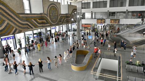 Фолклорен флашмоб отбеляза 130 години от откриването на Централна гара София снимки Новини бг