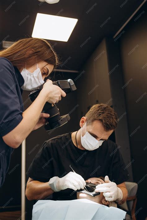 Dentista Masculino En El Consultorio Dental Hablando Con Una Paciente Y