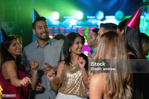생일을 축하하는 동안 나이트 클럽에서 춤을 추는 친구들 30 39세에 대한 스톡 사진 및 기타 이미지 30 39세 나이트클럽 남자 Istock