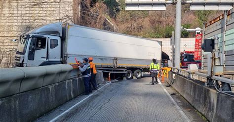 부산 고가도로 달리던 트럭 가드레일 뚫고 허공에 매달려