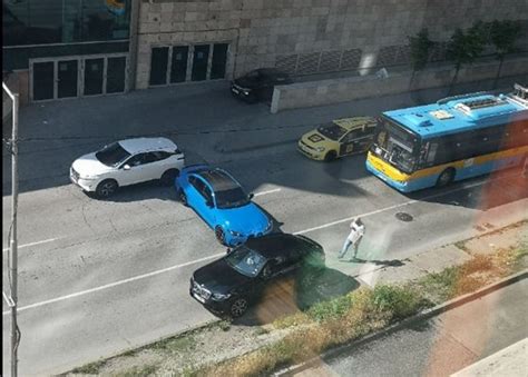 Докато прави забранен обратен завой кола се заби в автомобил каращ в насрещното в София