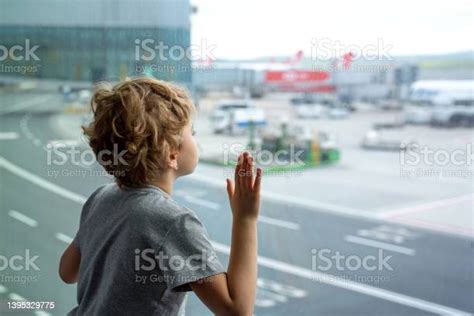 출발 게이트 근처의 환승 홀에서 비행기 비행을 기다리는 동안 비행기에서 창문을 내다보는 어린이 가족과 함께 비행기로 여행합니다 비행기에 대한 스톡 사진 및 기타 이미지