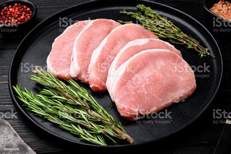 생 유기농 육류 검은 나무 테이블 배경에 돼지 고기 스테이크 굽기 베이킹 또는 튀김을위한 필렛 0명에 대한 스톡 사진 및 기타 이미지 Istock