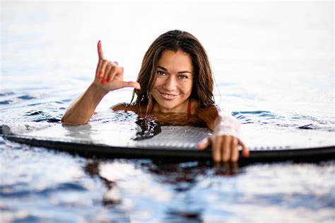 수영 보드와 물에서 수영 갈색 머리와 미소 여자의 초상화 30 39세에 대한 스톡 사진 및 기타 이미지 30 39세 갈색 길이 Istock