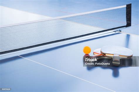 라켓과 공을 블루 테니스 테이블에 실내 스포츠 활동입니다 스포츠 개념입니다 탁구에 대한 스톡 사진 및 기타 이미지 탁구 탁구공 Championship Istock