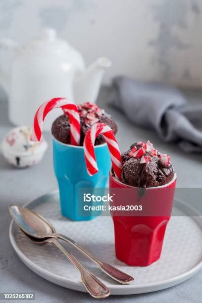 새 해의 초콜릿 케이크 빈티지 회색 배경 텍스처에 머그잔에 전자 레인지에 요리 최고의 볼 수 있습니다 새 해 카드 가루로 빻은에 대한 스톡 사진 및 기타 이미지 Istock