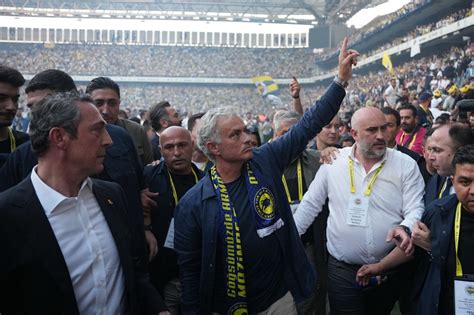 استقبال بی‌نظیر هواداران فنرباحچه از ژوزه مورینیو عکس طرفداری