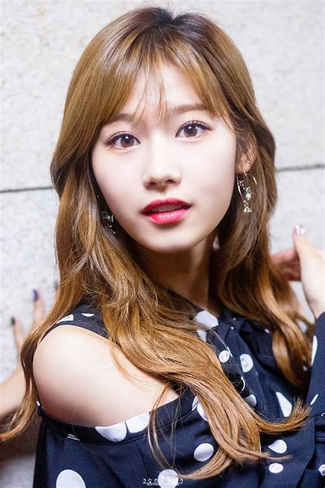 凑崎纱夏才是典型的小仙女，玻璃眼妆又撩又靓珠光色