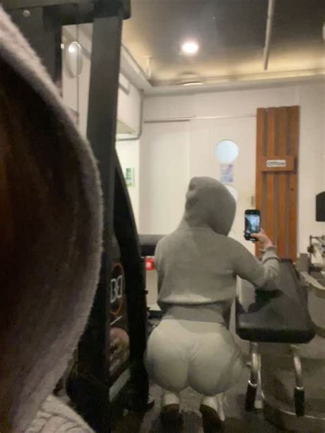 除了監視器應該沒人發現我偷偷twerk 三秒 昨天音樂太優秀 真的忍不住