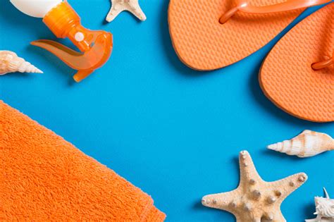 해변 플랫 레이 액세서리의 상단보기 조개 불가사리 수건 및 플립 플롭과 복사 공간이있는 컬러 배경의 선스크린 병 개념에 대한 스톡 사진 및 기타 이미지 Istock