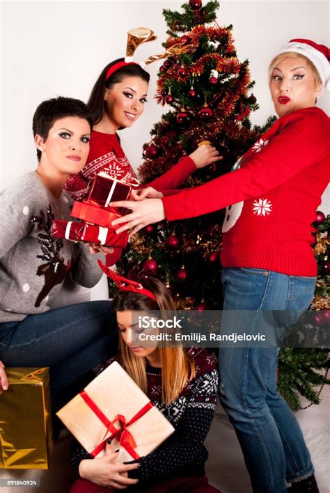 선물 상자와 크리스마스 트리 행복 한 여자입니다 크리스마스와 새 해 휴일 개념입니다 가정 생활에 대한 스톡 사진 및 기타 이미지