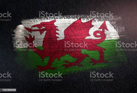 금속 브러쉬 그런 지 어두운 벽에 페인트의 웨일즈 플래그 카디프 웨일스에 대한 스톡 사진 및 기타 이미지 카디프 웨일스 붓 웨일스 Istock