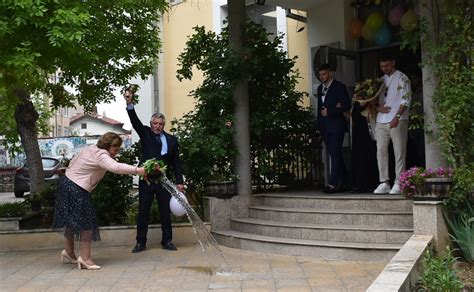 „На добър час “ на абитуриентите на Езиковата гимназия