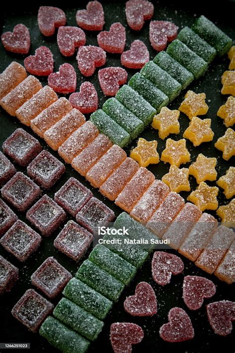 설탕에 여러 가지 빛깔의 설탕 과일 젤리 유럽에서 크리스마스를위한 전통적인 달콤한 0명에 대한 스톡 사진 및 기타 이미지 0명 달콤한 음식 달콤한 젤리류 Istock