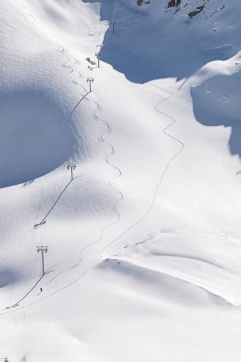 스키어 또는 스노 보더는 어깨에 스키와 스키의 흔적을 가진 오프 피스트 슬로프 스노우 보드 산 프리 다이 사람과 위층으로 아름 다운 배경 겨울에 대한 스톡 사진 및 기타