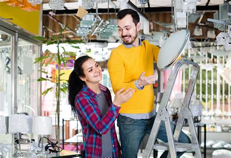 집에 대 한 현대 라운드 유리 천장 램프를 선택 하는 가벼운가 게에서 남자와 여자 고름에 대한 스톡 사진 및 기타 이미지 고름 금융 남자 Istock