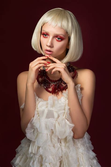 Ein Junges Unschuldiges Mädchen in Einem Leichten Kleid Mit Bogen Steht Bei Morgengrauen Im