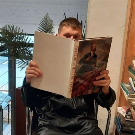 Тот класс в котором я учился теперь носит имя алкоголика и наркомана который сдох на войне в