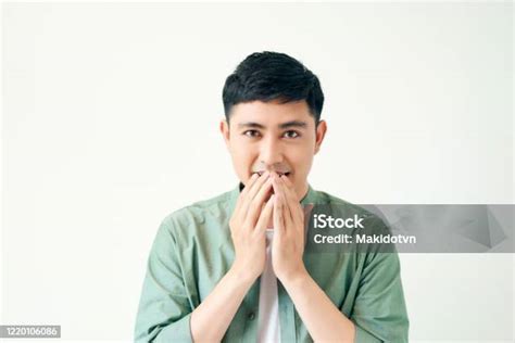 아시아 잘 생긴 남자 위에 고립 된 배경 행복 과 미소 커버 입 가 손 가리기에 대한 스톡 사진 및 기타 이미지 가리기 긍정적인 감정 표현 남자 Istock