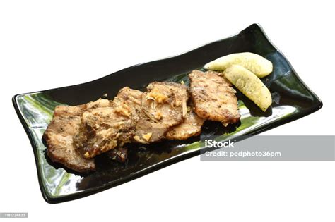 구운 슬라이스 돼지고기와 후추 소스 토핑 튀긴 마늘과 오이 건강한 식생활에 대한 스톡 사진 및 기타 이미지 건강한 식생활 검은색 고기 Istock