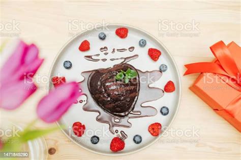 꽃다발과 선물 상자 옆에 딸기와 초콜릿 장식으로 장식 된 하트 모양의 케이크 발렌타인 데이 선물 0명에 대한 스톡 사진 및 기타 이미지 Istock