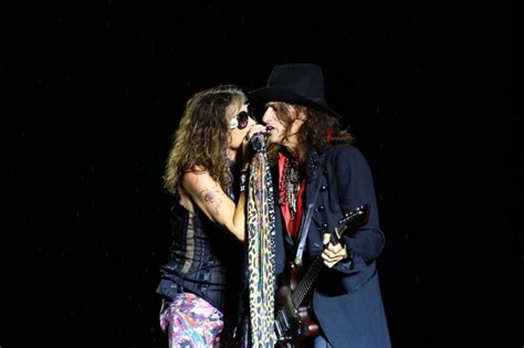 Ego Steven Tyler Joga água Nos Fãs Durante Show Do Aerosmith No Rio