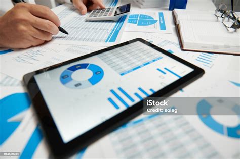 사업가 작업 및 계산 읽고 보고서를 작성합니다 태블릿 Pc를 사용 하 여 사무실 직원 테이블 클로즈업 비즈니스 재무 회계 개념입니다 경영자에 대한 스톡 사진 및 기타 이미지