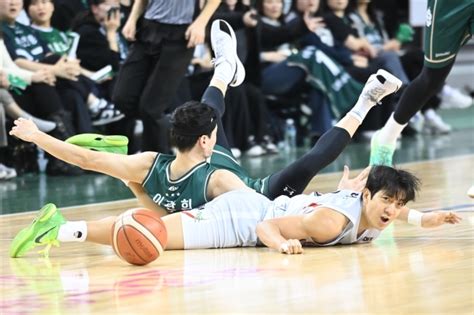 Kt 허훈 3점포 앞세워 Db 원정서 접전 승리