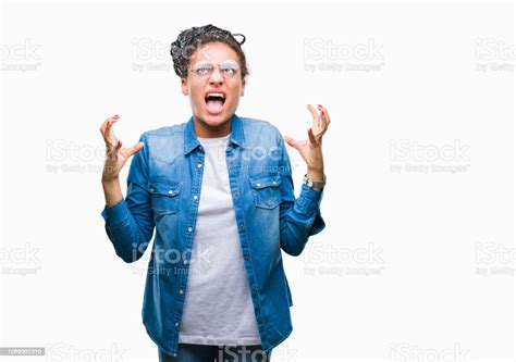 젊은 꼰 격리 된 배경 미친 미친 소리 고 적극적인 식와 팔 제기 함에 안경을 쓰고 머리 아프리카계 미국인 여자 좌절 개념입니다