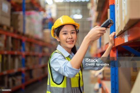대형 창고 소매점 산업 공장에서 일하는 아시아 여성 노동자의 초상화 재고 보관 랙 전자 상거래 및 물류 개념의화물 창고 사람들의 라이프 스타일 배송 서비스 공장 산업 건물에