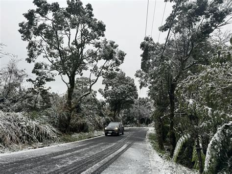 記者直擊 烏來山區967高地露營區雪白一片冷到畫面都在抖