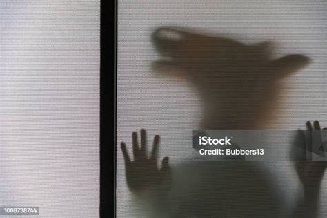 말 머리 고무 마스크에 사람의 그림자 흐림 젖 빛된 유리 뒤에 남자입니다 미스터리 남자입니다 할로윈 재미 있는 배경 그림을 흐리게 검은색에 대한 스톡 사진 및 기타 이미지