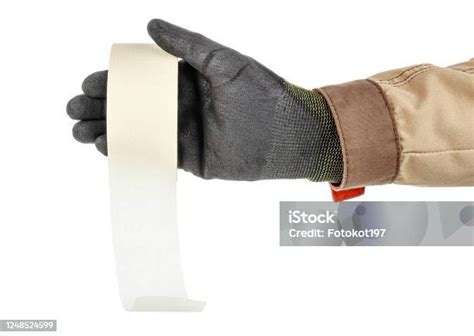 흰색 배경에 격리 된 종이 접착 테이프롤을 들고 검은 색 보호 장갑과 갈색 유니폼에 작업자 손 1에 대한 스톡 사진 및 기타 이미지 Istock